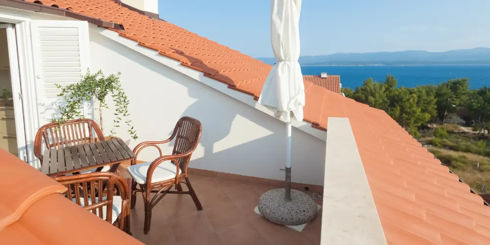 Construire une terrasse tropézienne : tout savoir avant de se lancer